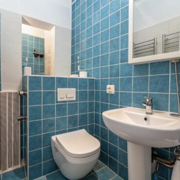 18+ Inspiring Small Office Bathroom Ideas